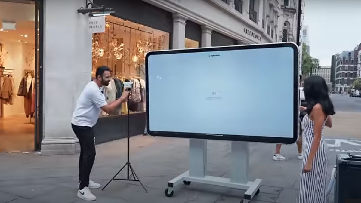 World’s largest iPhone: जगातील सर्वात मोठा आयफोन, गिनीज वर्ल्ड रेकॉर्ड ...
