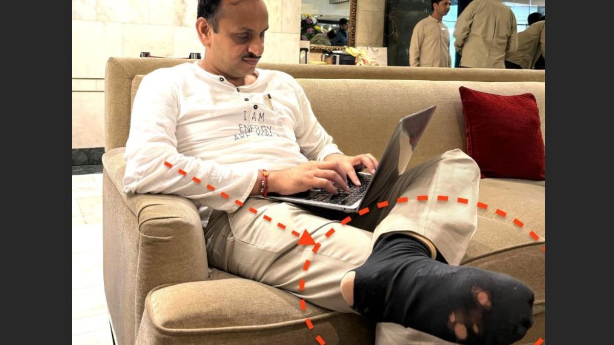 Chetan Singh Solanki यांचा फाईव्ह स्टार हॉटेल मध्ये 'फाटक्या सॉक्स' मधील फोटो वायरल; पहा 'Solar ...