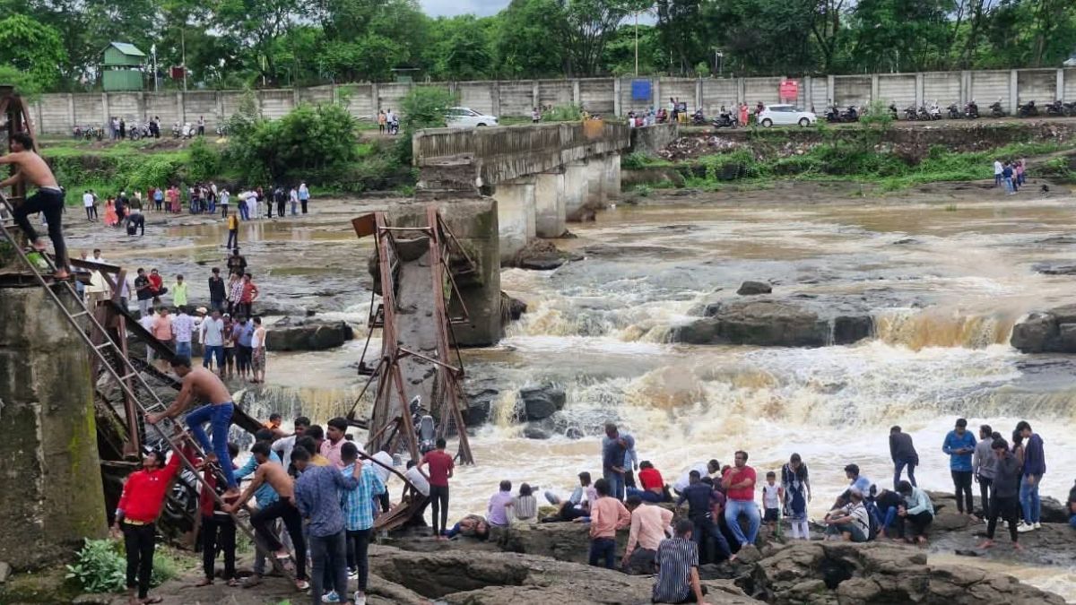 Pune: पुण्यातील तळेगाव दाभाडे जवळ इंद्रायणी नदीवरील जुना पूल कोसळला ...