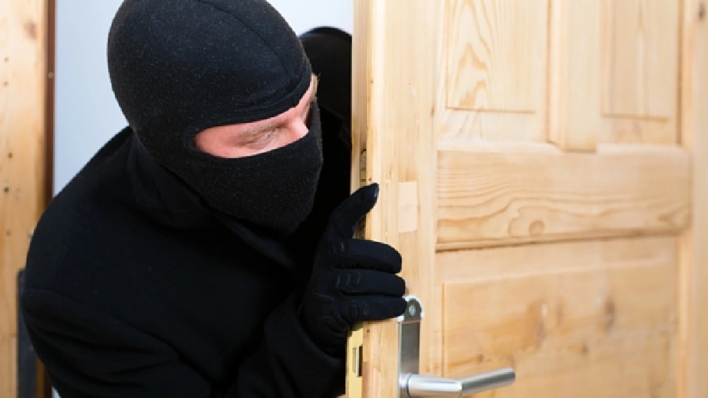 Chain Snatching Video: धक्कादायक! दिवसाढवळ्या घरात घुसून चेनस्नचिंग ...