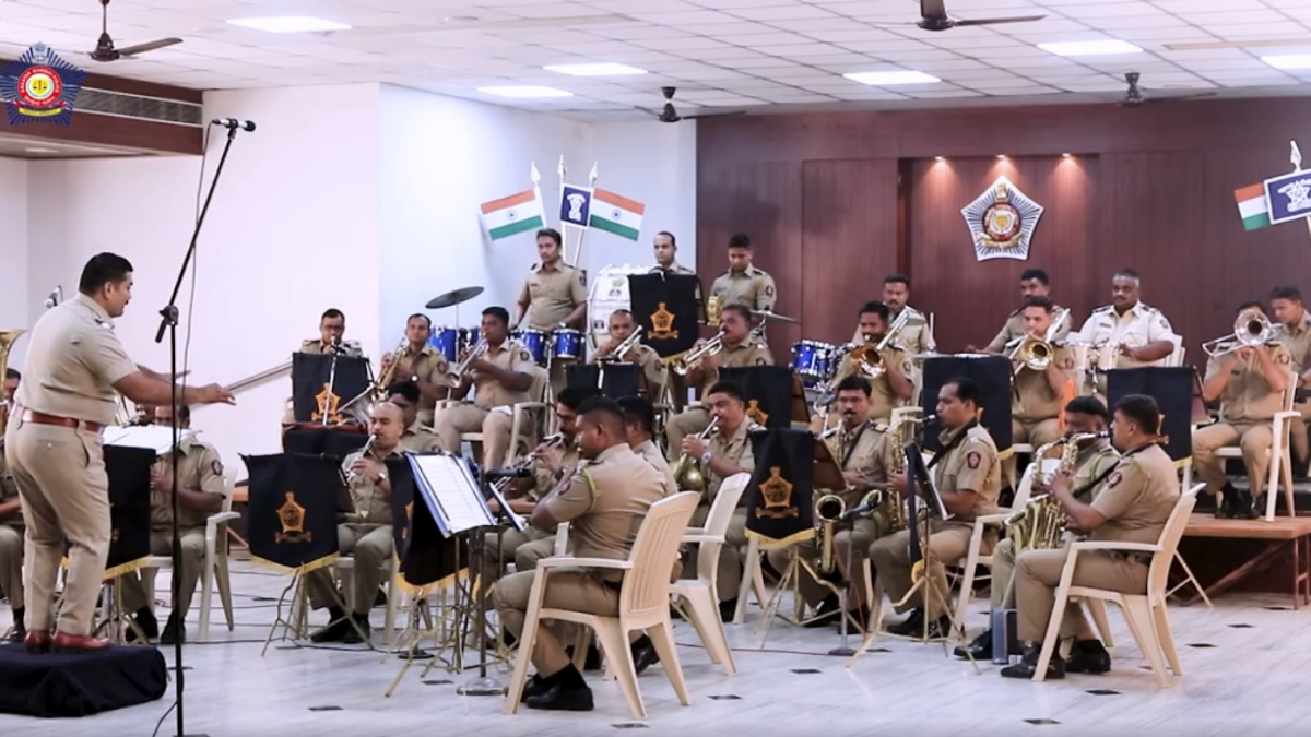 Mumbai Police Band पथकाने वाजवली किशोर कुमार यांच्या ‘Mere Sapno Ki ...