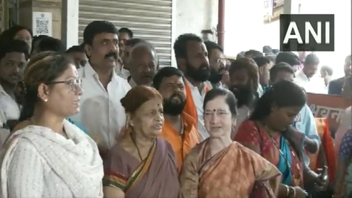 Shiv Sena Bhavan: शिवसेना भवन बाहेर उद्धव ठाकरे गटाच्या कार्यकर्त्यांची ...
