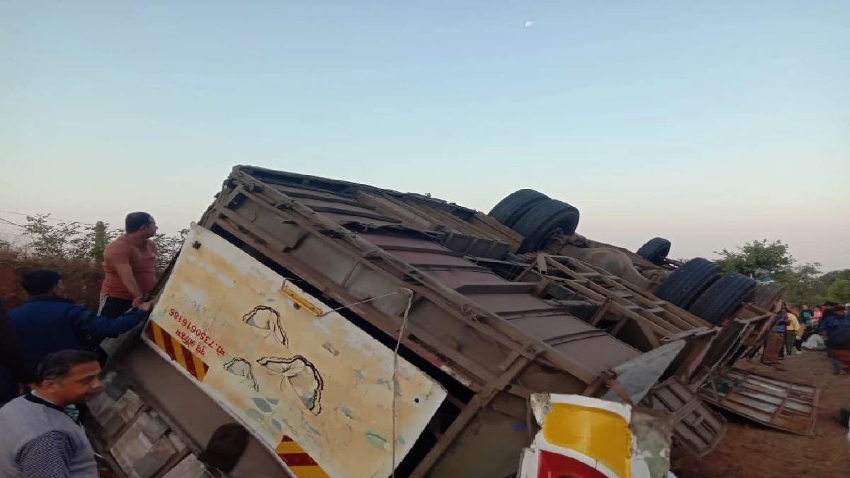Bus Overturned Tamhani Ghat: रायगडमधील ताम्हणी घाटात बस उलटून दोन ठार ...